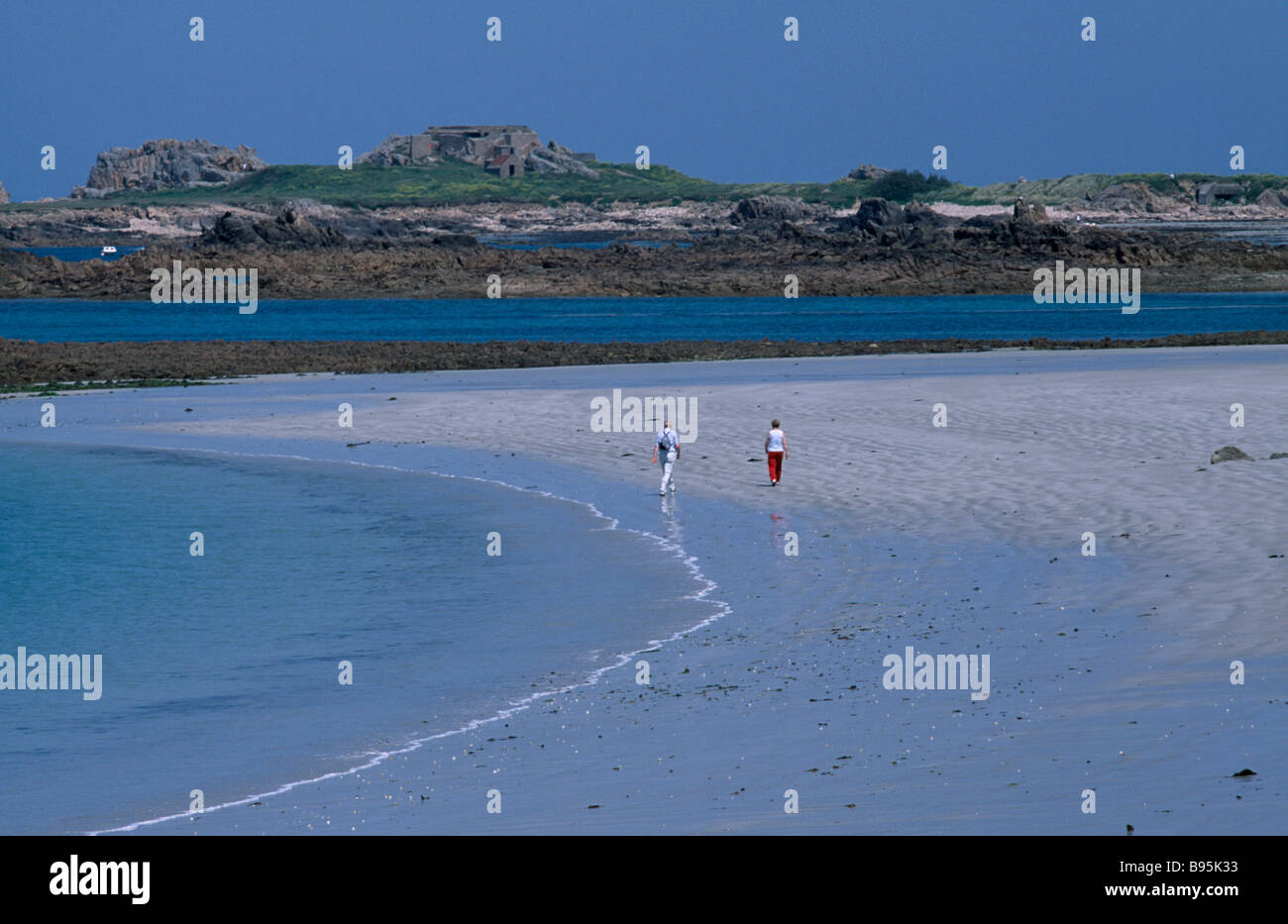 Guernsey beach tourists hi-res stock photography and images - Alamy
