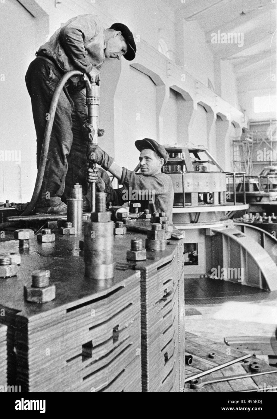 Mechanics of Niva HPP assemble a hydro rotor Stock Photo - Alamy