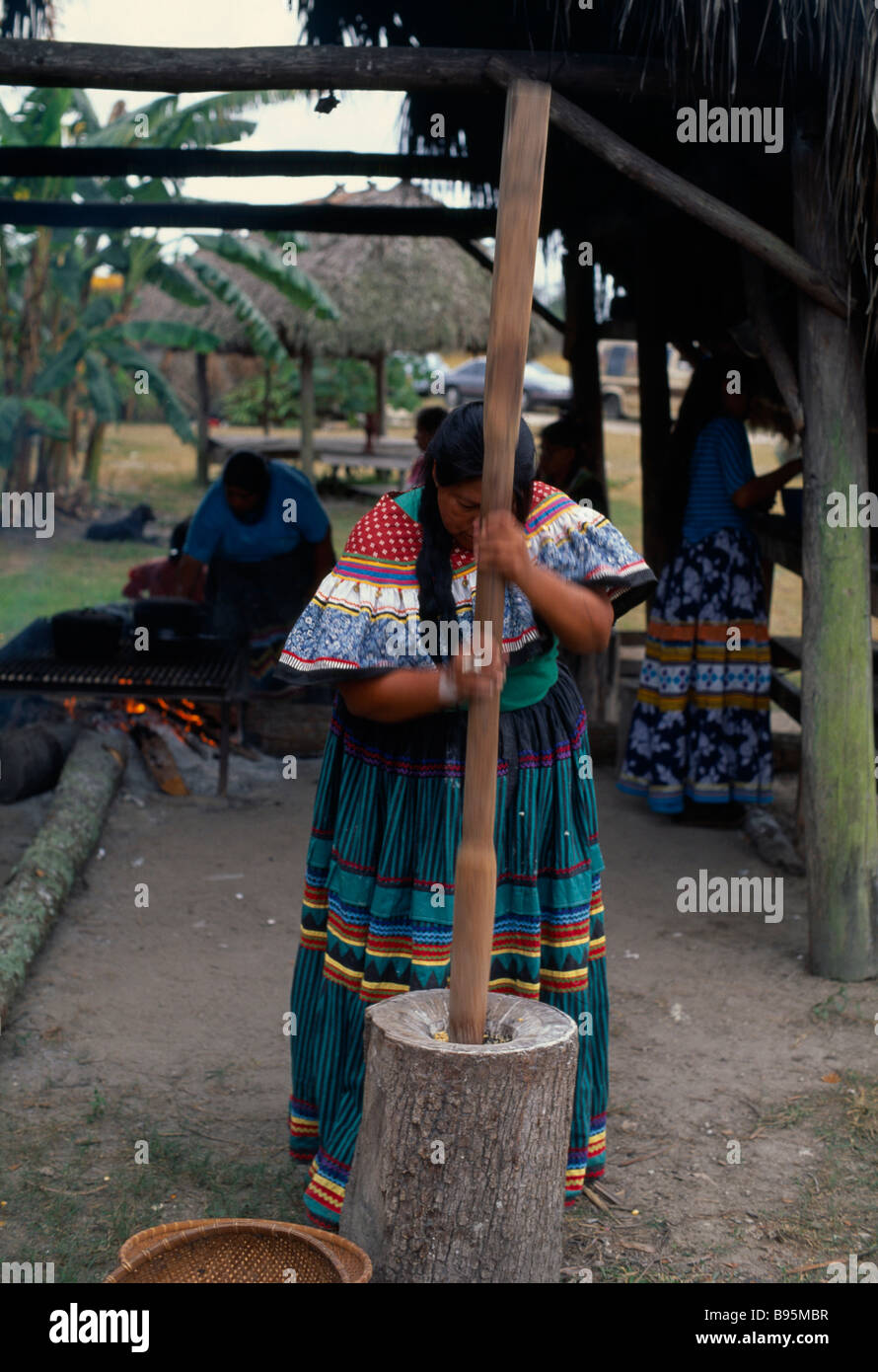 Seminole woman crafts hi-res stock photography and images - Alamy