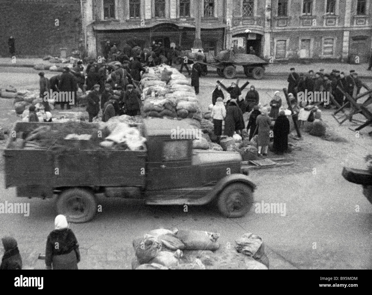 Muscovites building artificial obstacles in the days of the defense of ...
