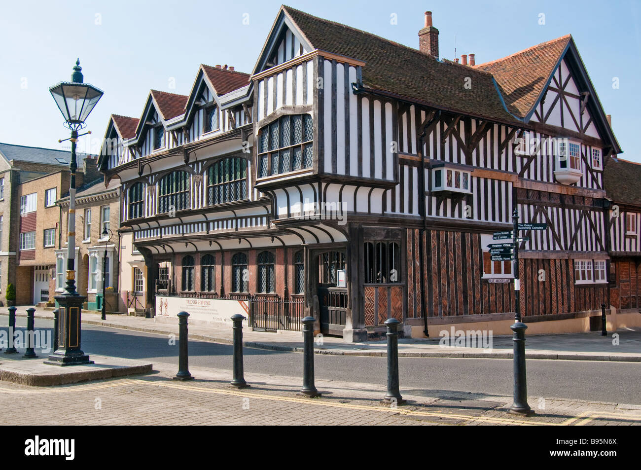 Tudor house england hi-res stock photography and images - Alamy