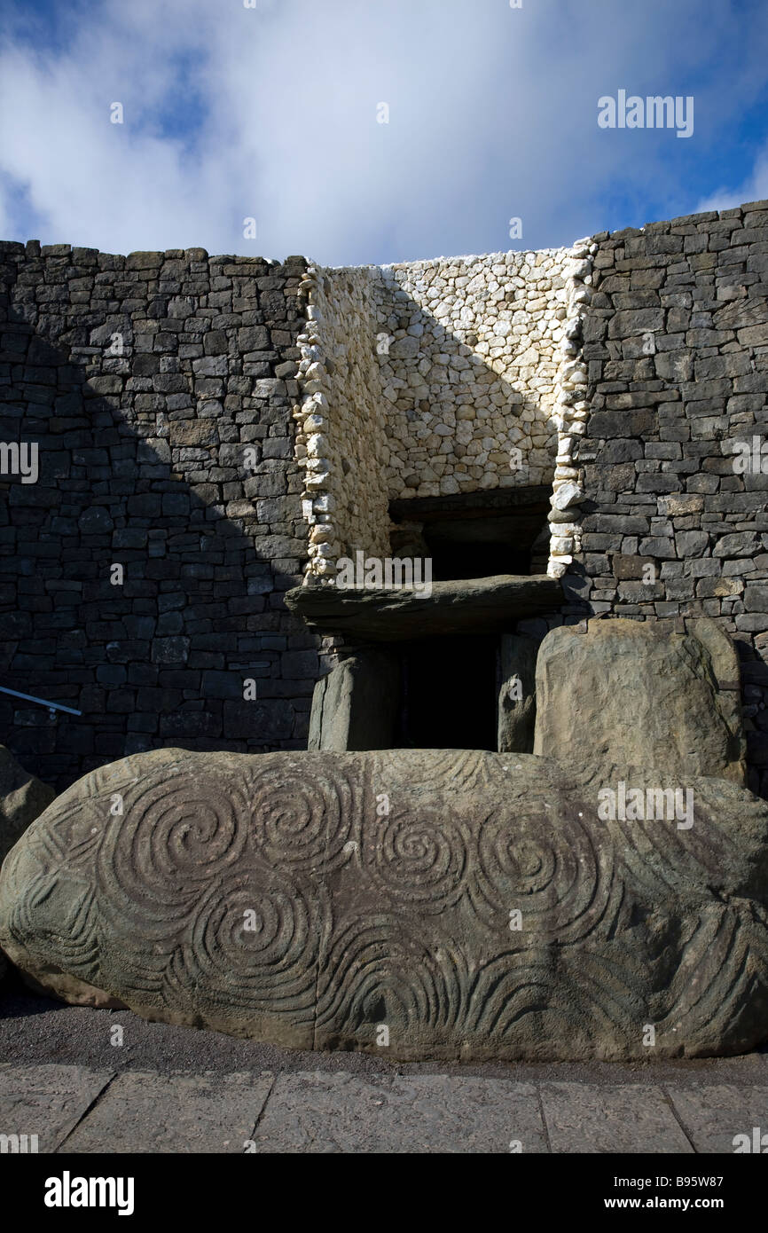 Newgrange tomb winter solstice hi-res stock photography and images - Alamy