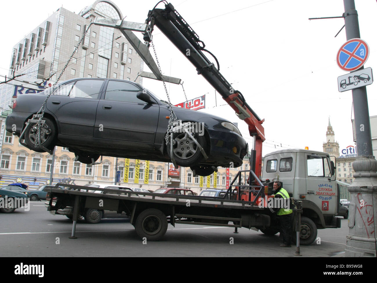 Policemen evacuating cars blocking the traffic on Smolenskaya Square ...