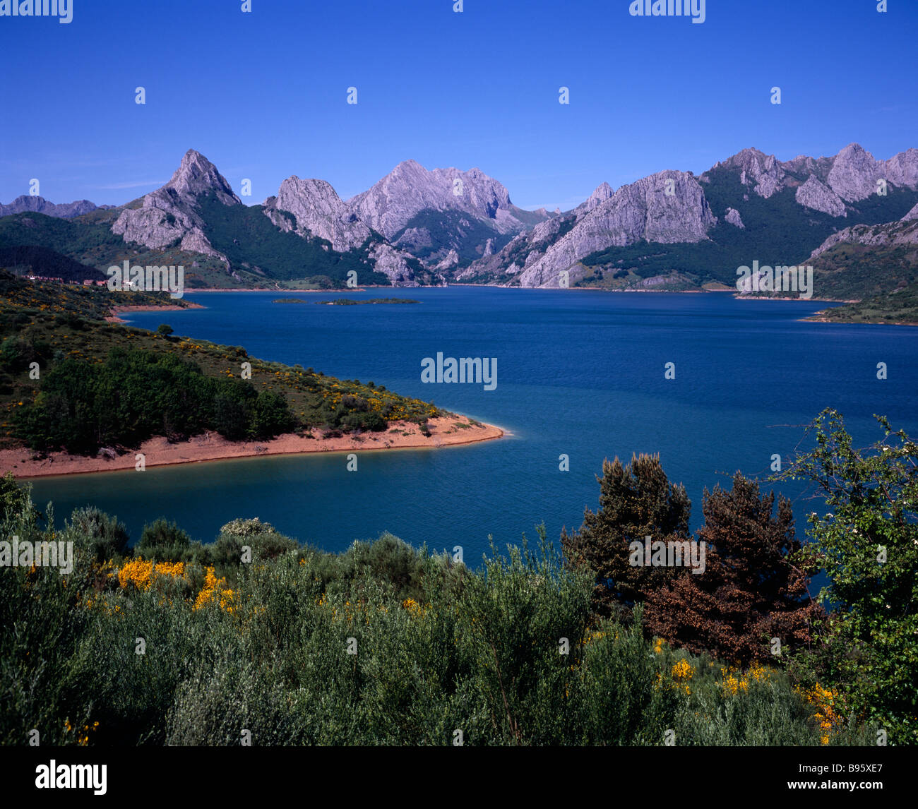 Embalse de riano hi-res stock photography and images - Alamy