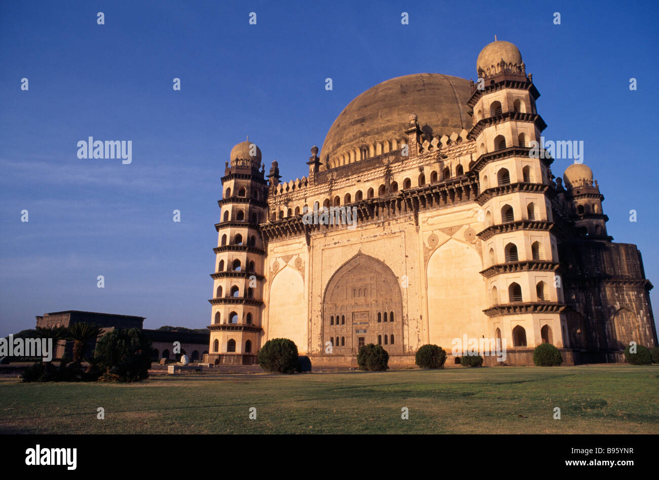 Mausoleum of mohammed adil shah bui hi-res stock photography and images ...