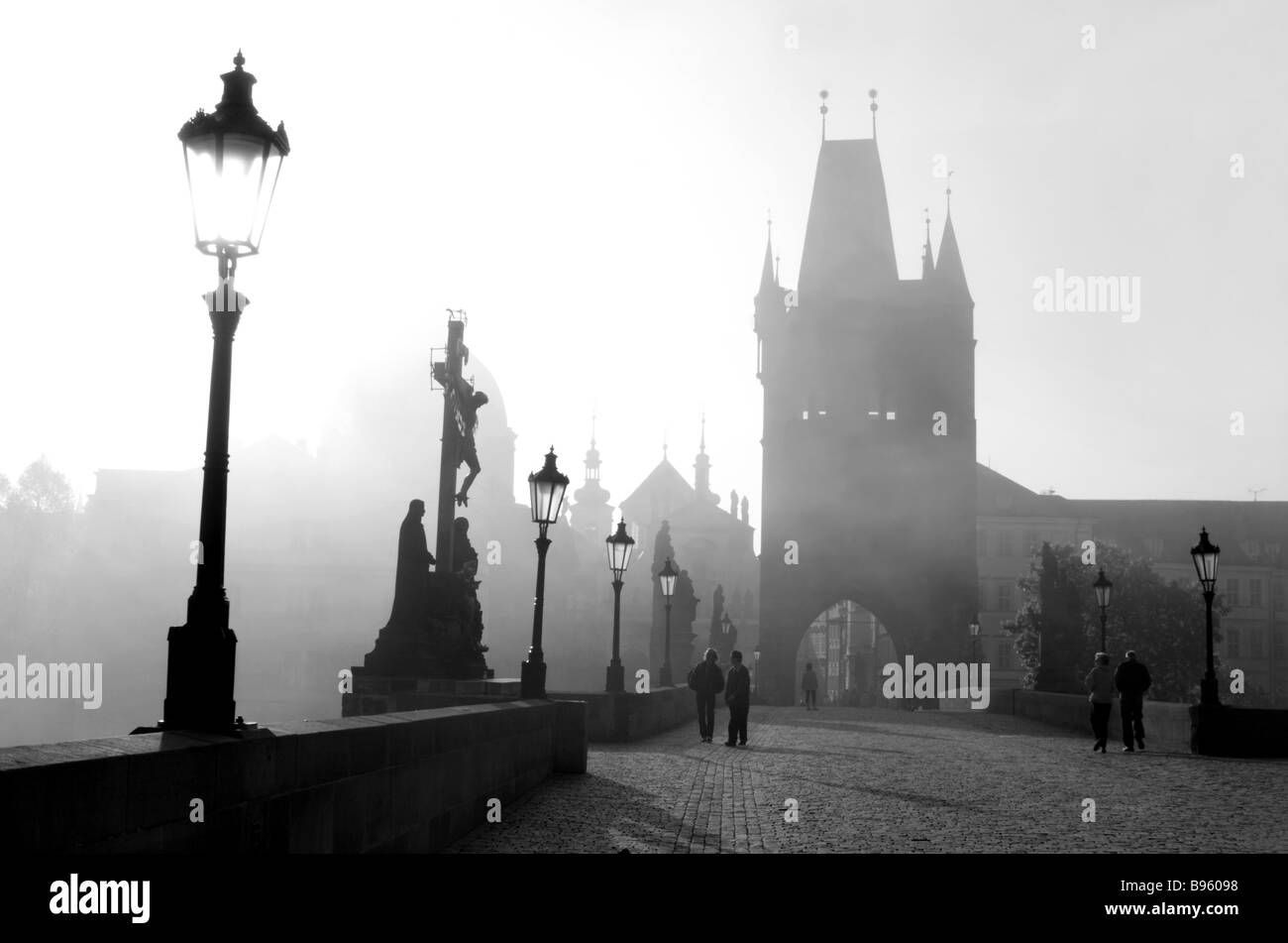 Charles bridge prague fog Black and White Stock Photos & Images - Alamy