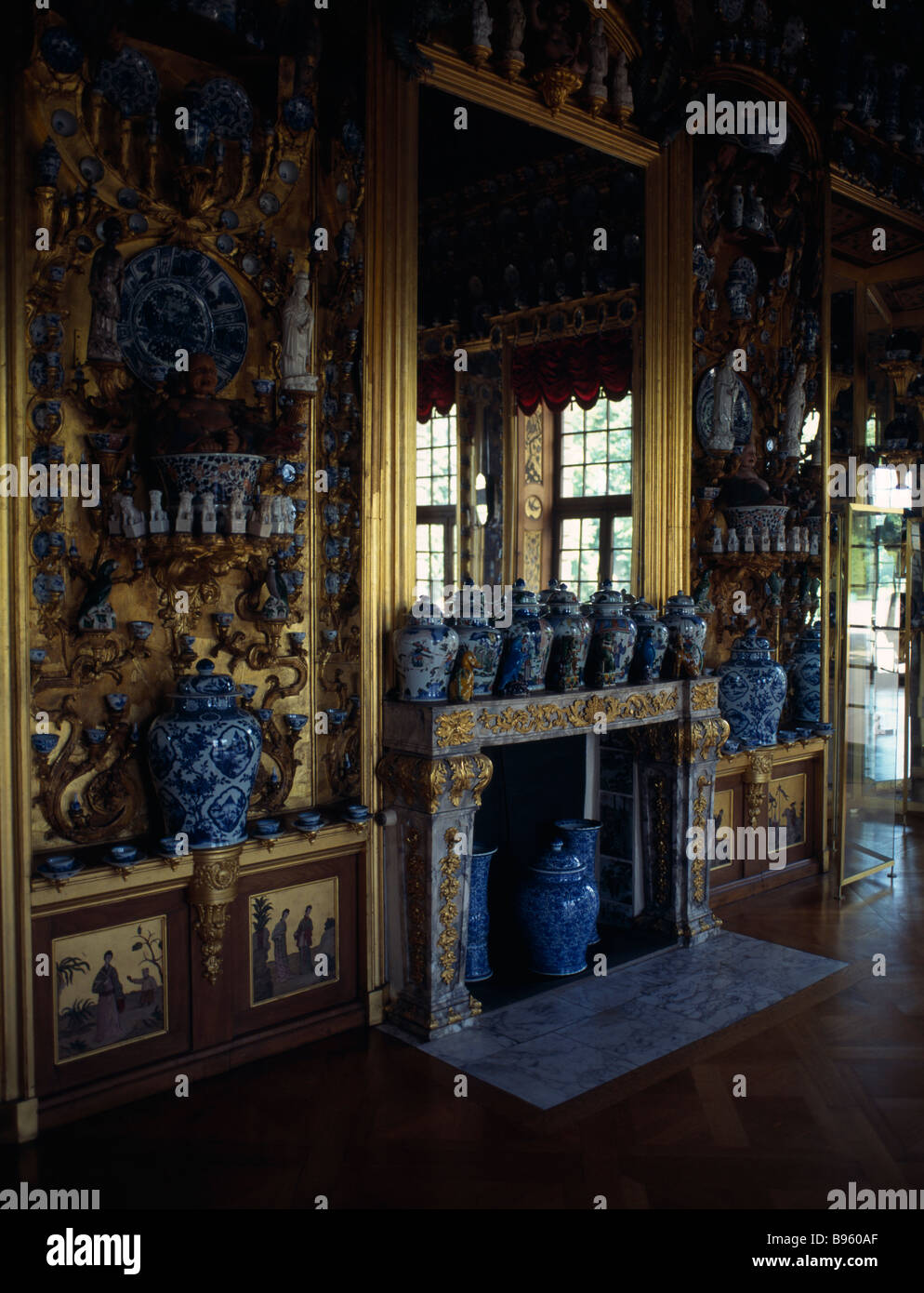 Gold palace interior hi-res stock photography and images - Alamy