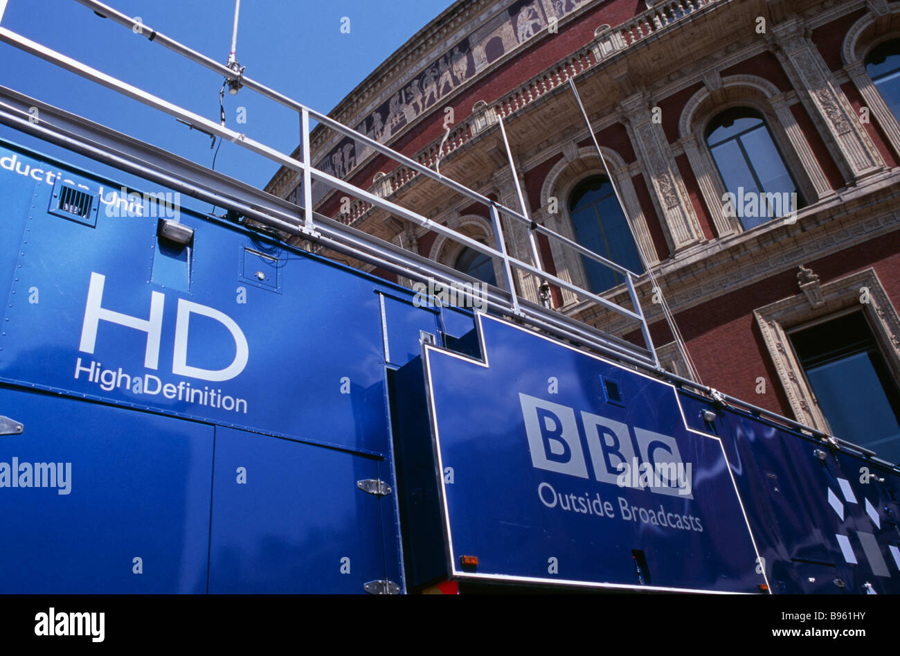 Bbc media truck hi-res stock photography and images - Alamy