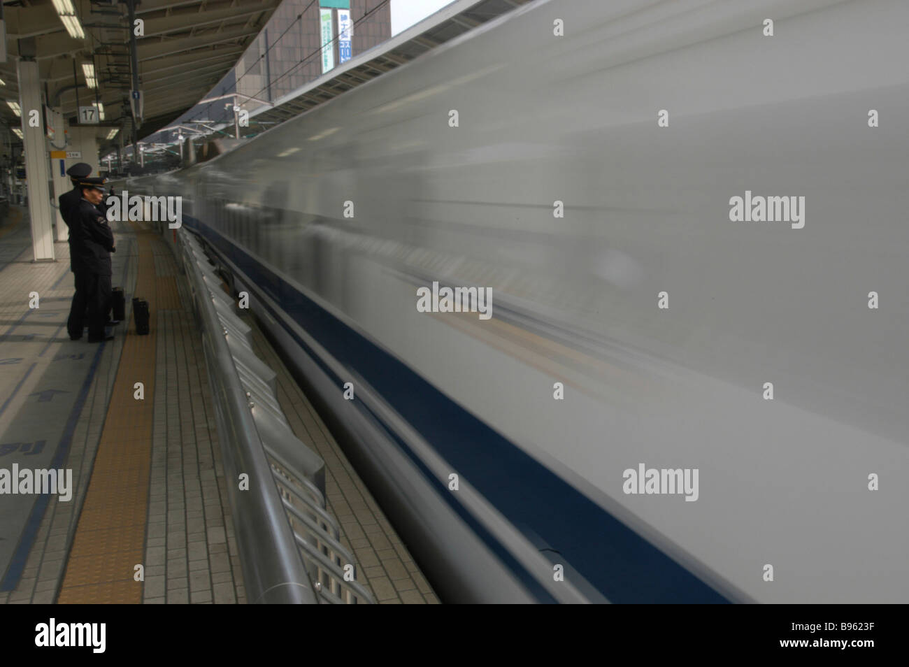Shinkansen train staff hi-res stock photography and images - Alamy