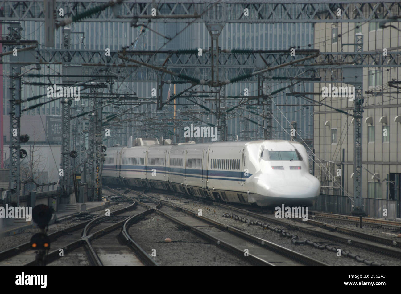 JAPAN Honshu Tokyo A bullet train nozomi shinkansen arrives at Tokyo Station Stock Photo - Alamy