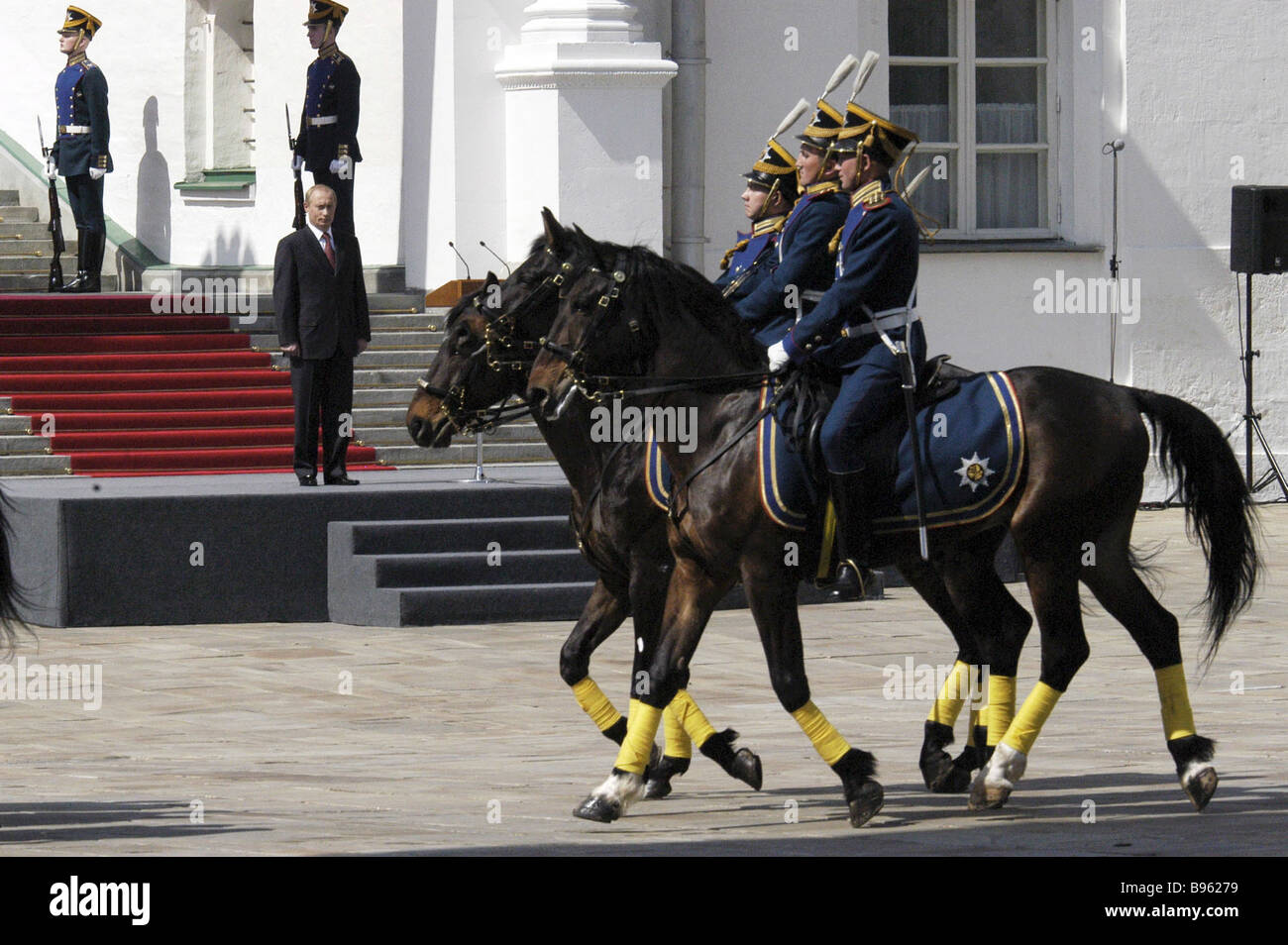 Review of Presidential Regiment on Cathedral Square during official ...