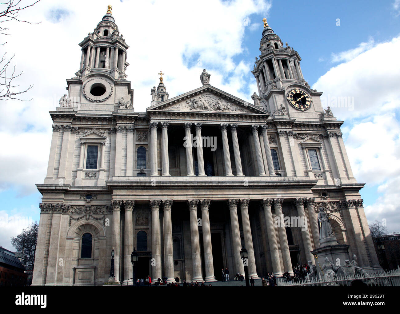 St pauls cathedral entrance steps hi-res stock photography and images ...