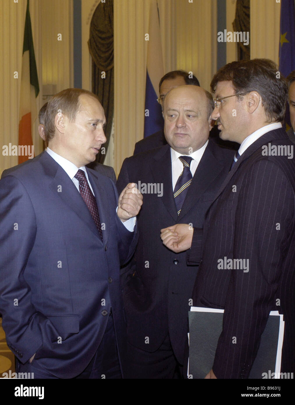 Russia s President Vladimir Putin left Prime Minister Mikhail Fradkov ...