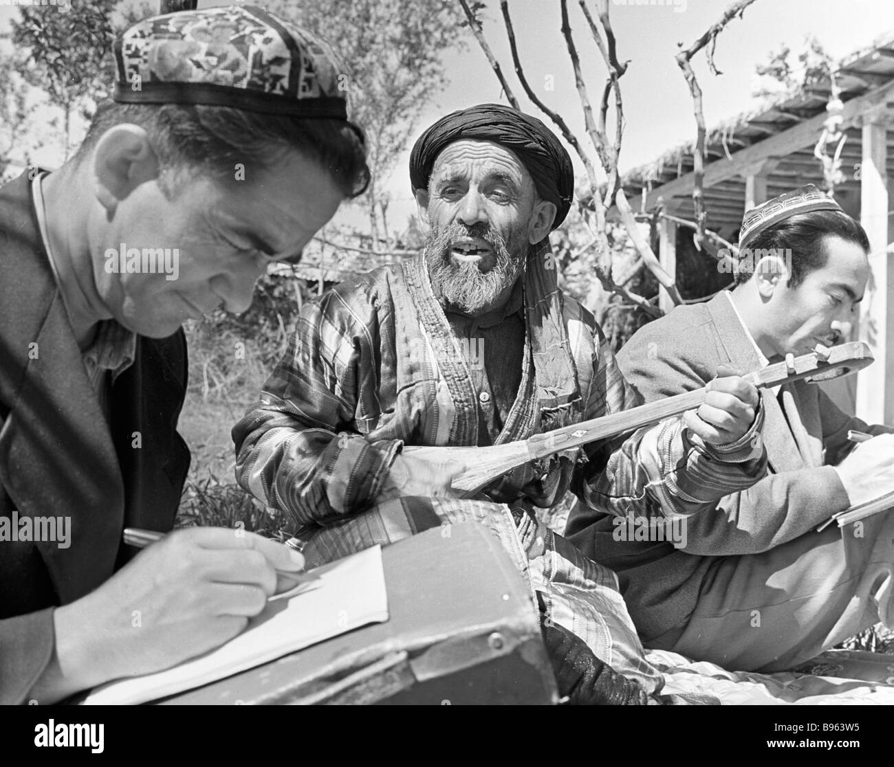 Tajik narrator Khikmata Rizo center sings poetry to Dushanbe University ...