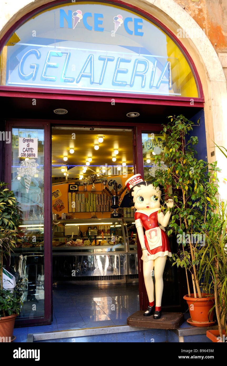 Ice cream shop on the Piazza della Rotonda and the Roman Pantheon in ...