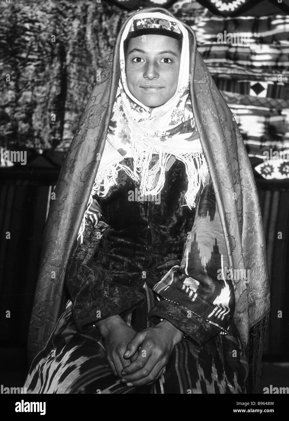 Tajik bride wearing traditional wedding dress Stock Photo - Alamy Tajik bride wearing traditional wedding dress Stock Photo - Alamy