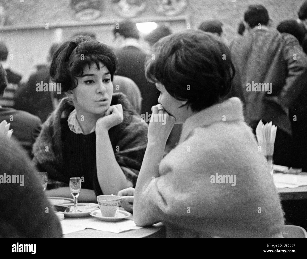 Small talk at a cafe Stock Photo - Alamy