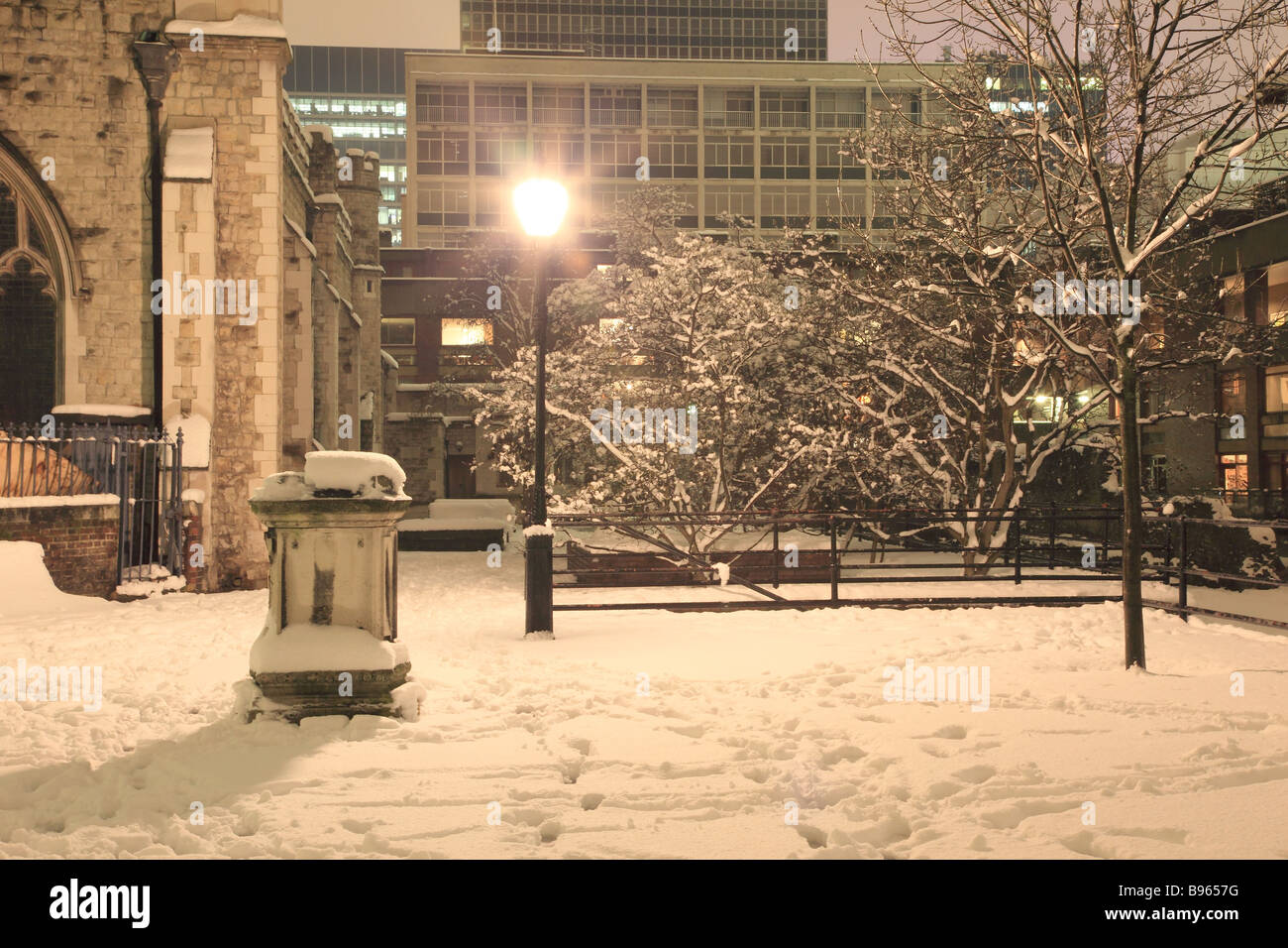 English terrace at night hi-res stock photography and images - Alamy