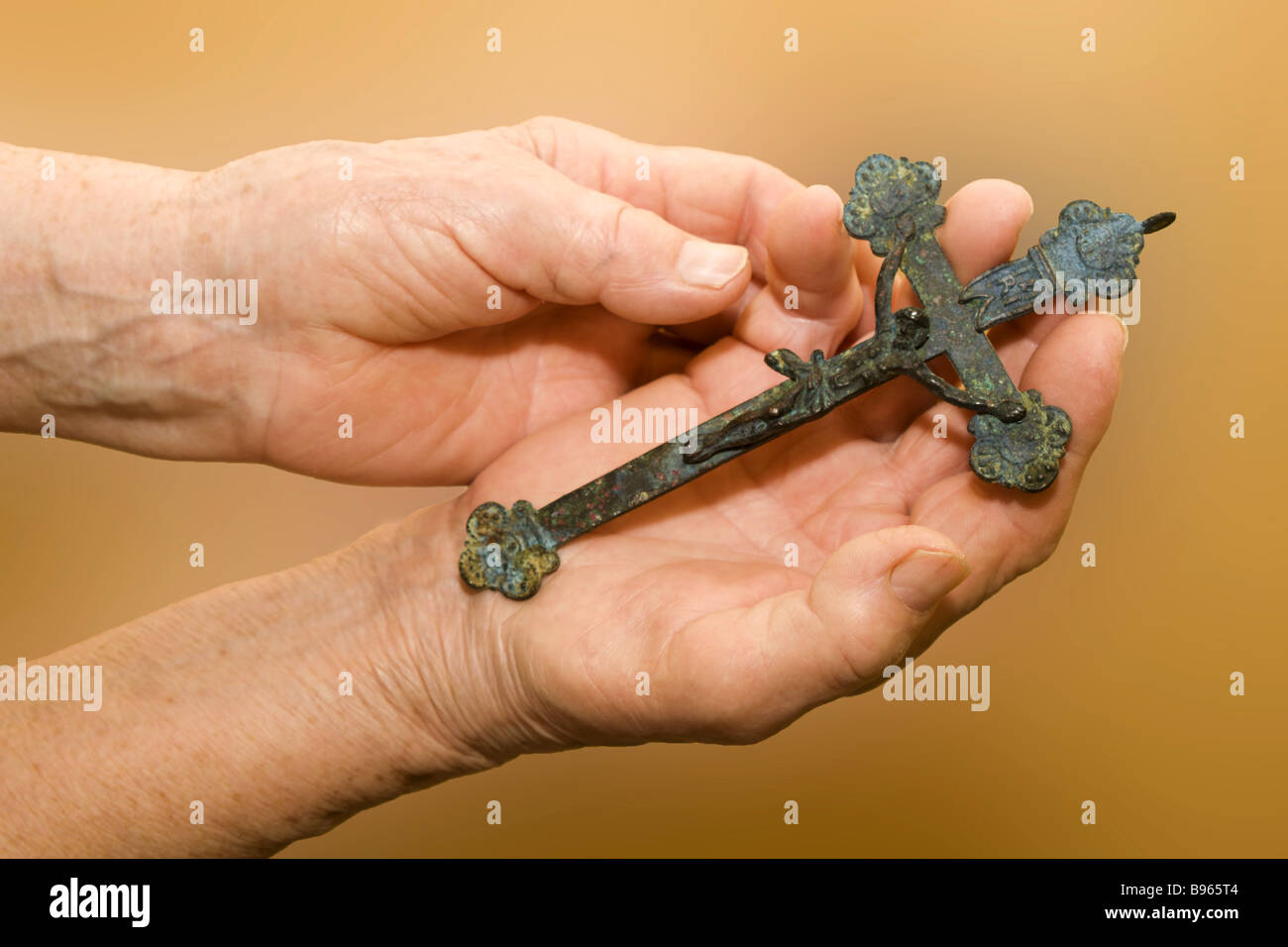 Hand cross hi-res stock photography and images - Alamy