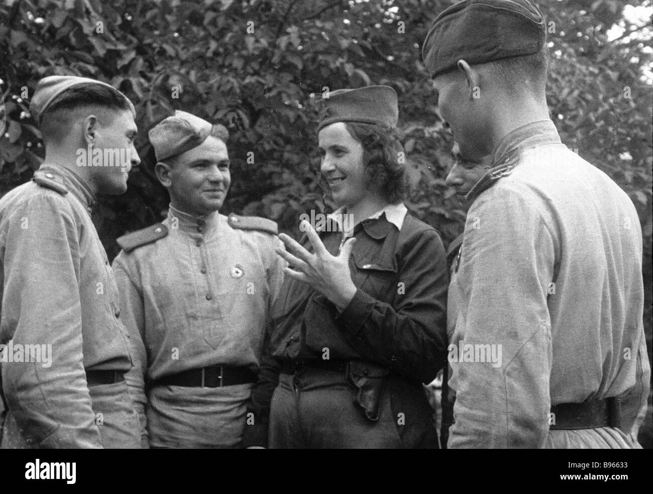 A Yugoslavian guerrilla woman talking to Soviet soldiers Stock Photo ...