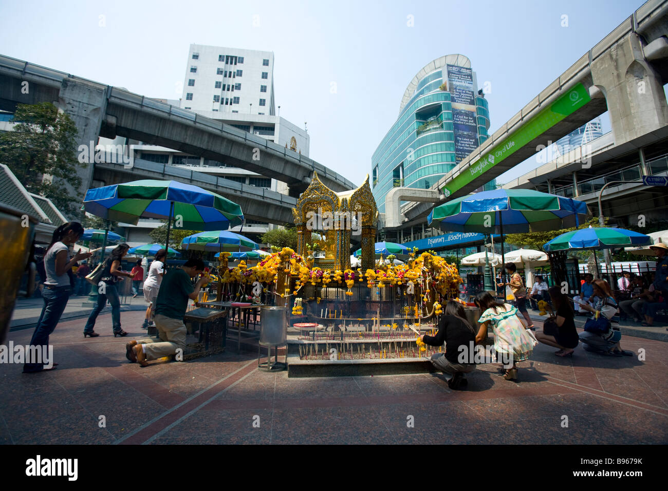 Public worphip at Erewan Shrine Bangkok Thailand Stock Photo - Alamy