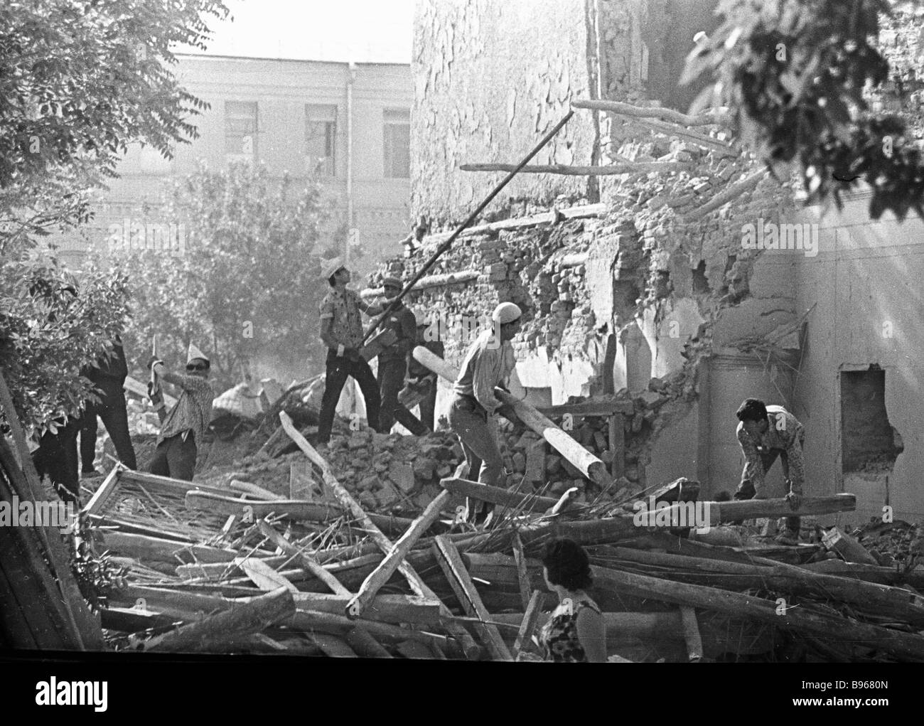 Student volunteers cleaning debris after the Tashkent earthquake of ...