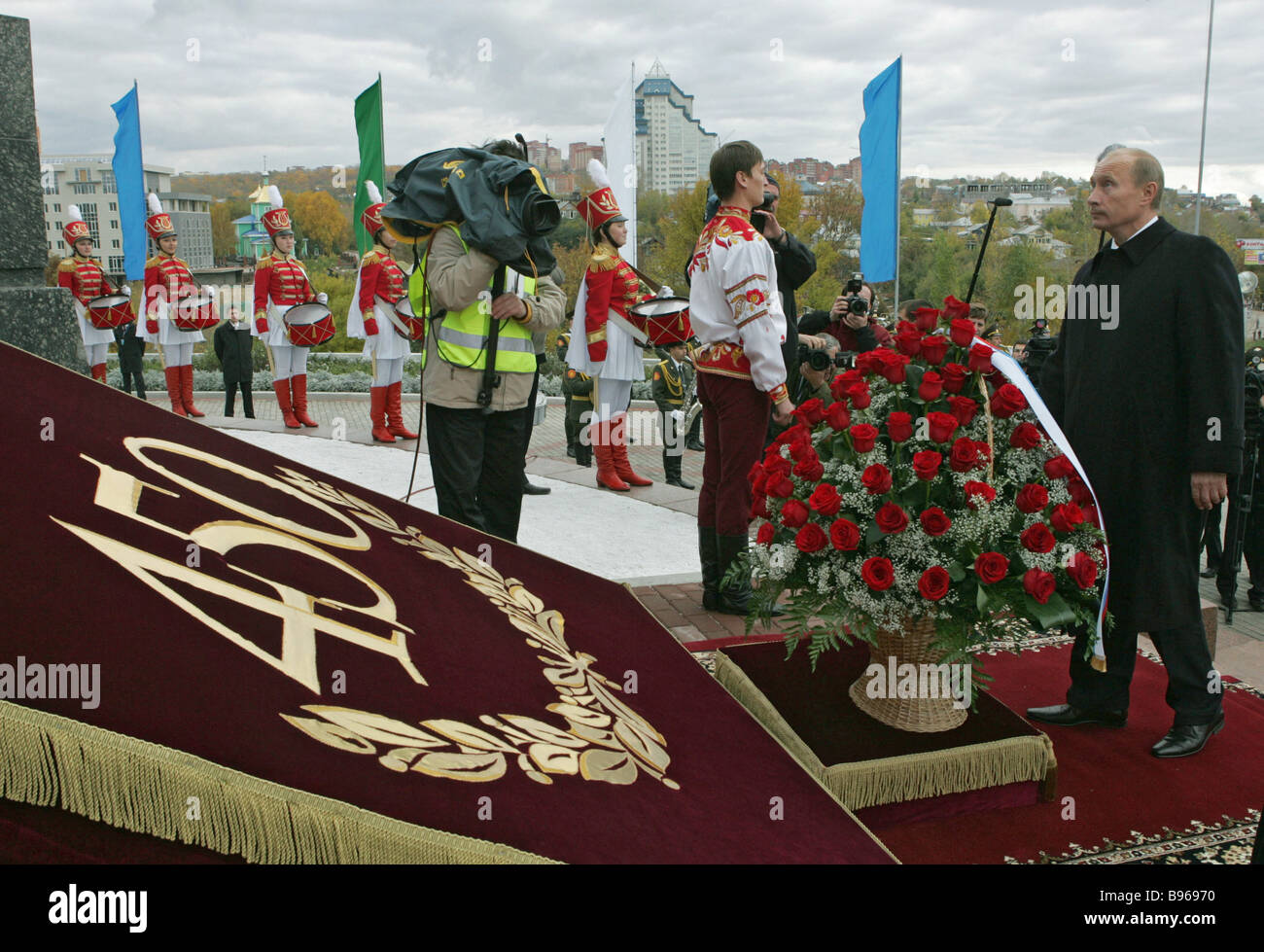 President Vladimir Putin laying a wreath at the Friendship Monument in ...