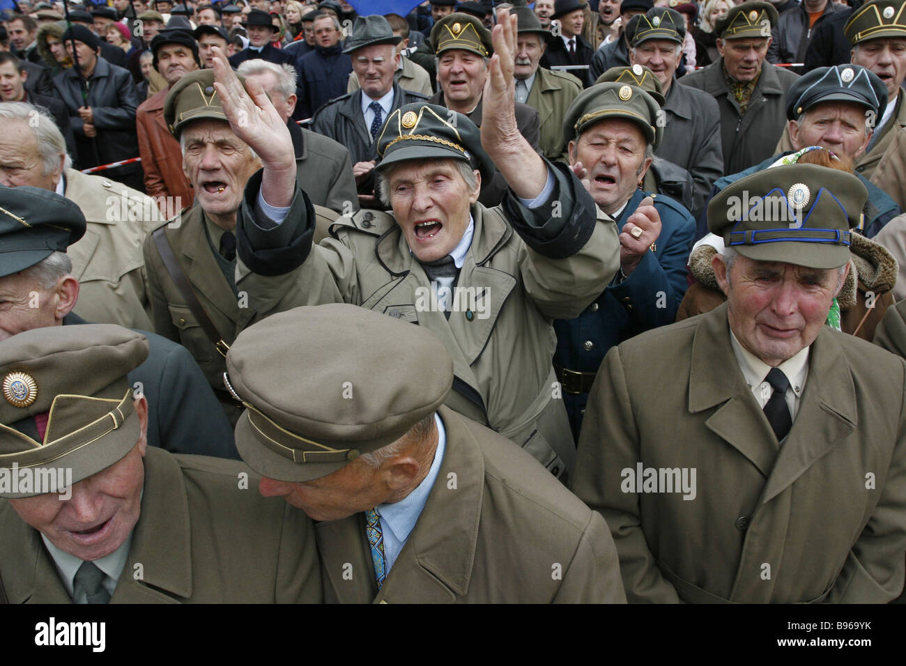 UPA veterans in Sofiiskaya Square in Kiev A foot march to recognize ...