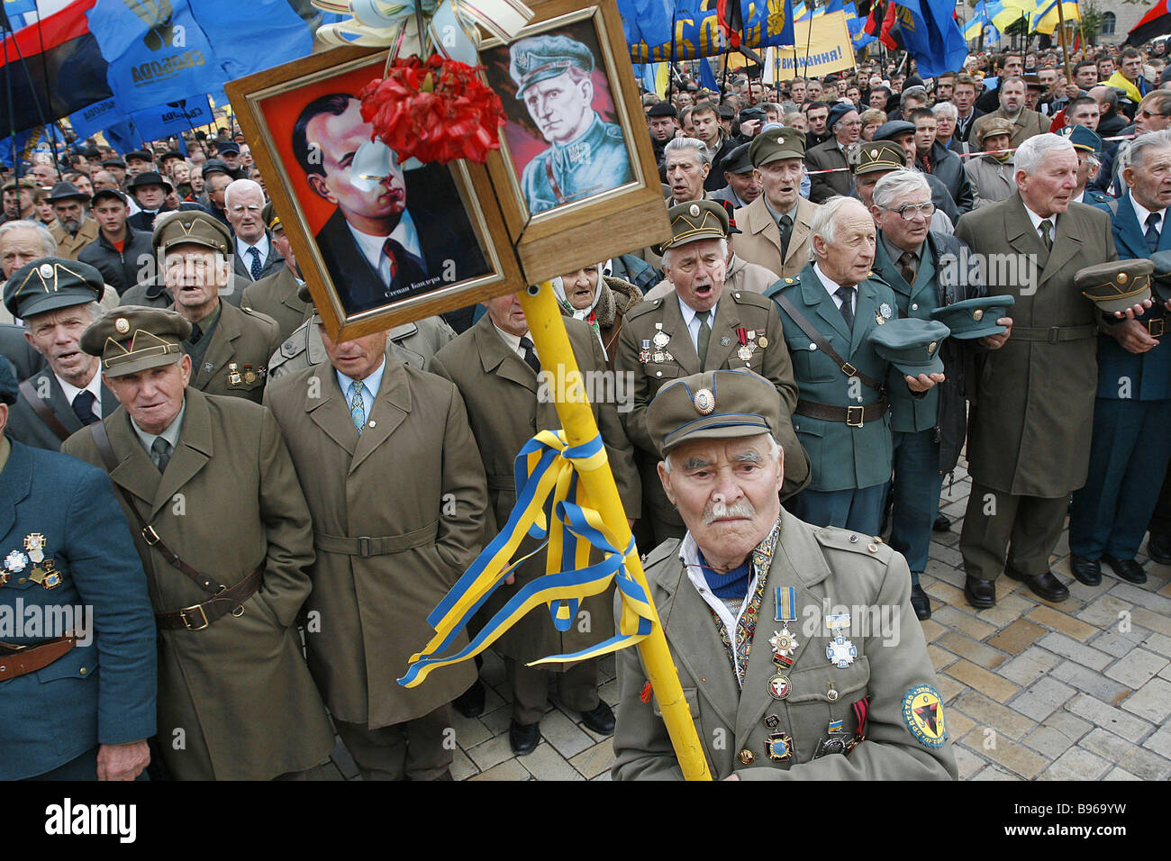 UPA veterans in Sofiiskaya Square in Kiev A foot march to recognise ...