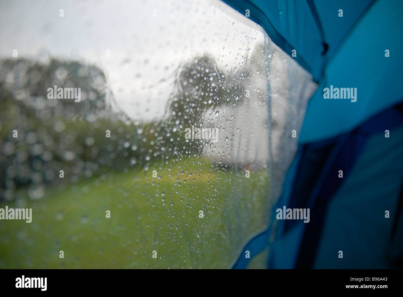 Wet and miserable looking hi-res stock photography and images - Alamy