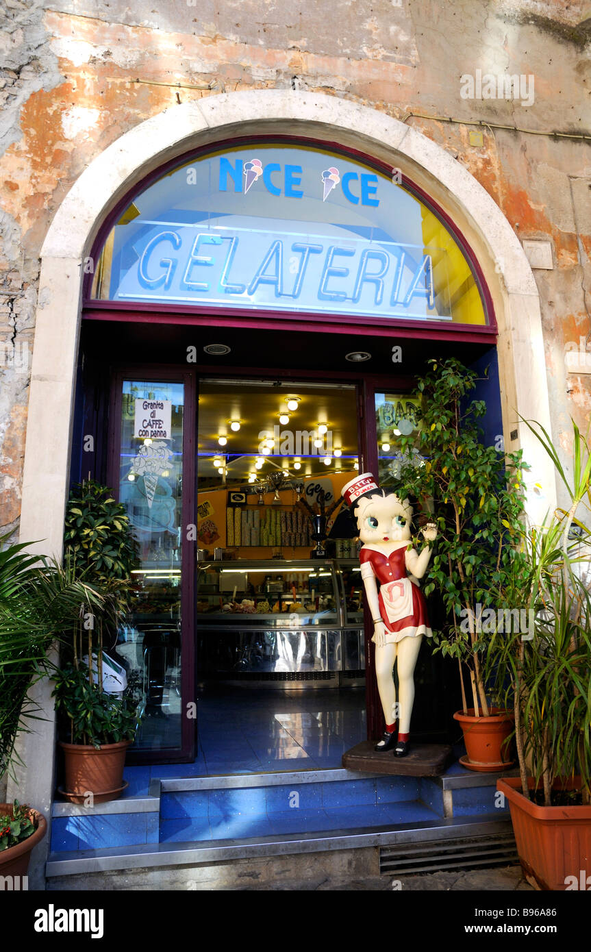 Ice cream shop on the Piazza della Rotonda and the Roman Pantheon in ...