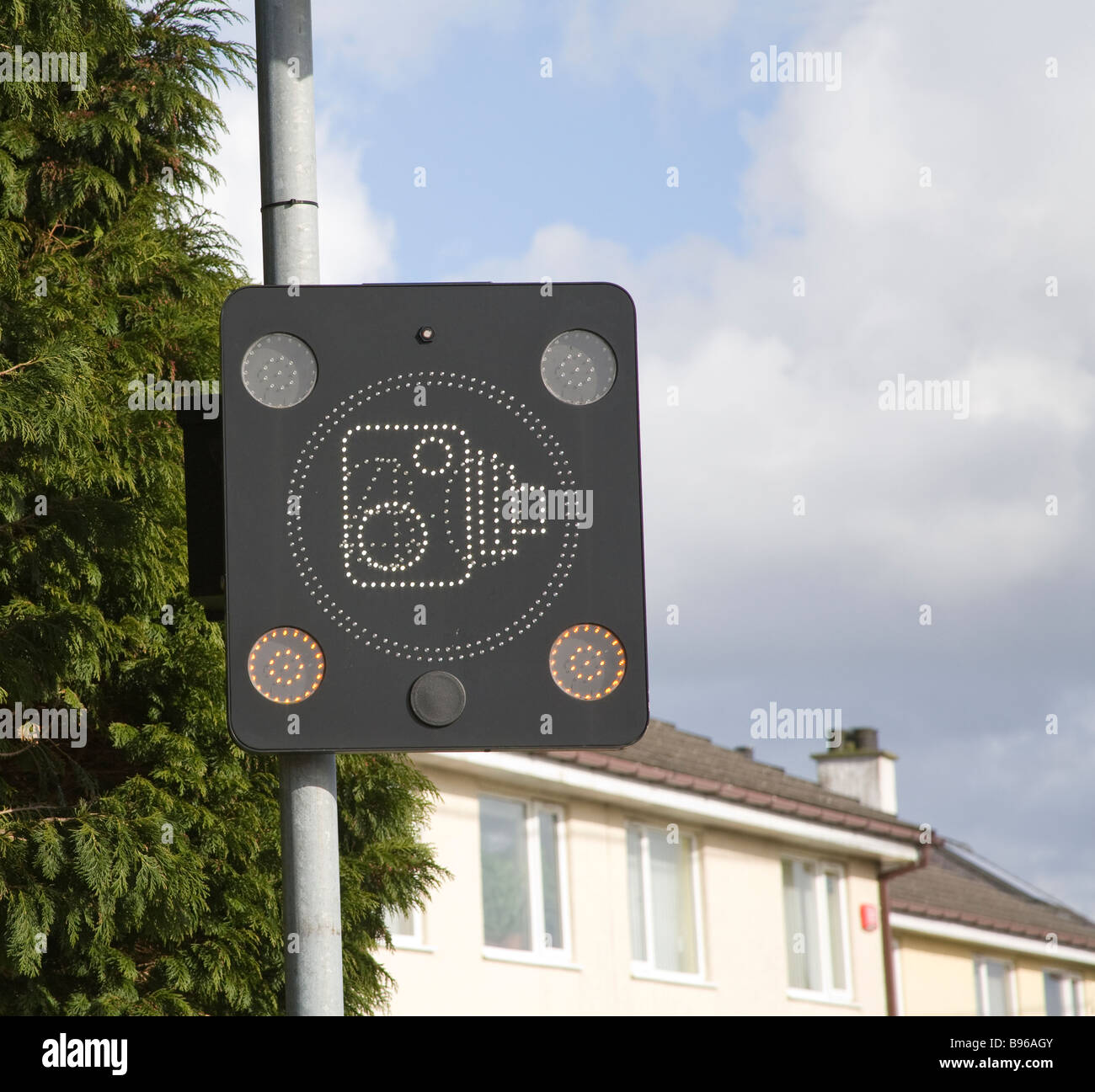 Solar powered traffic sign hi-res stock photography and images - Alamy