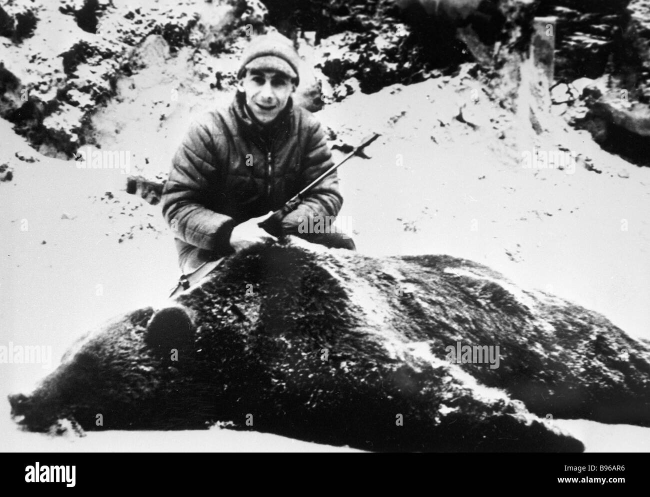 Italian hunter Natalio Catanese near the bear weights 250 kg that he ...