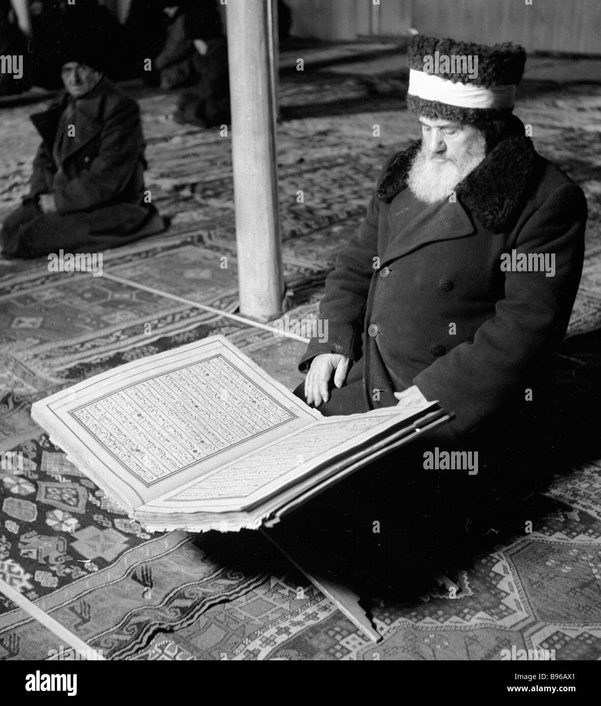 An imam reading the Koran in a mosque Stock Photo - Alamy
