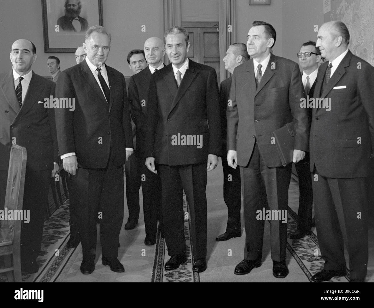 Alexei Kosygin (2nd from left), Italian Foreign Minister Aldo Moro ...