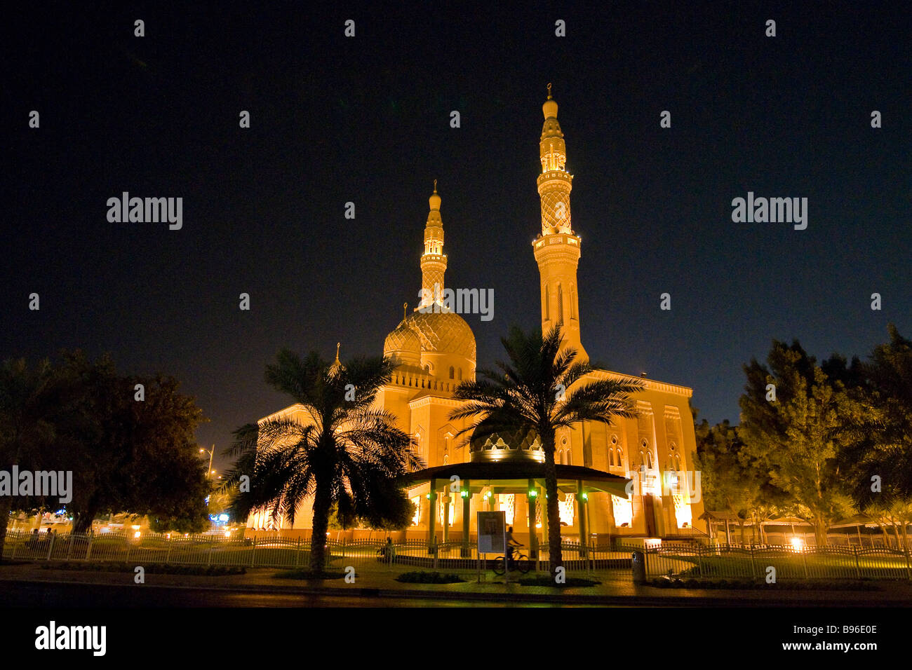 Dubai mosque jumeirah islam islamic hi-res stock photography and images ...