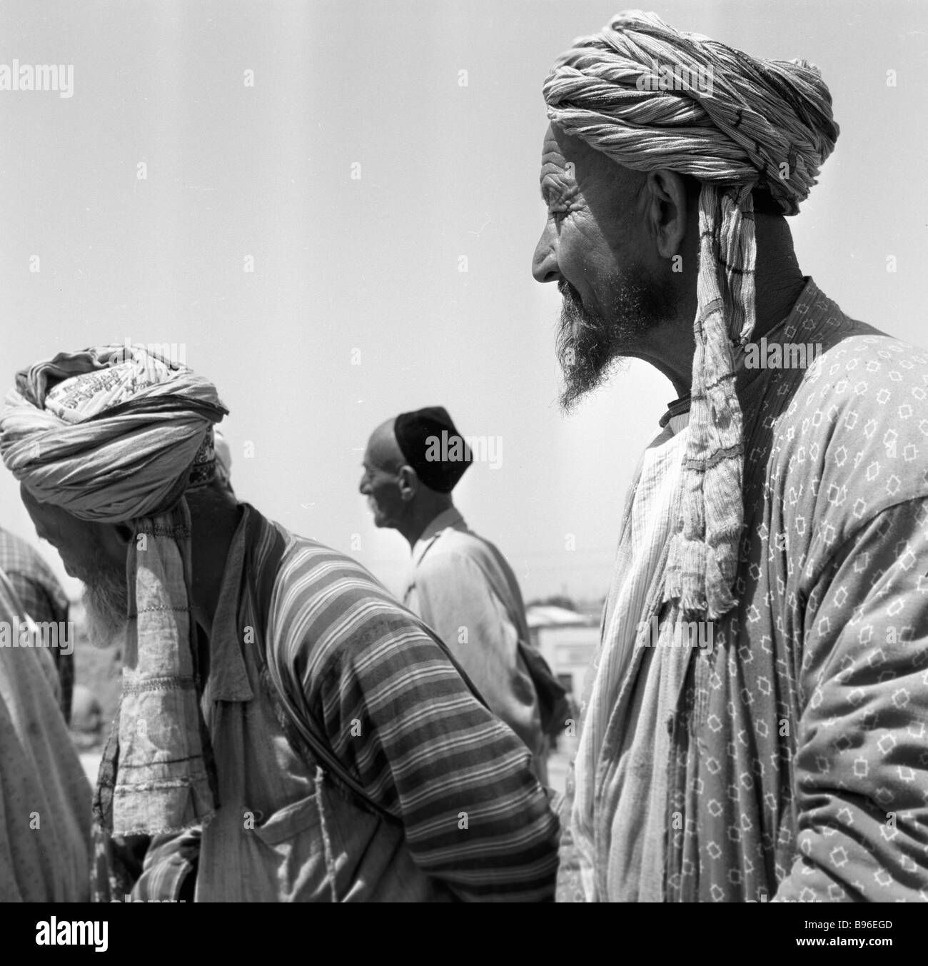 Old Uzbek men wearing national dress Stock Photo - Alamy