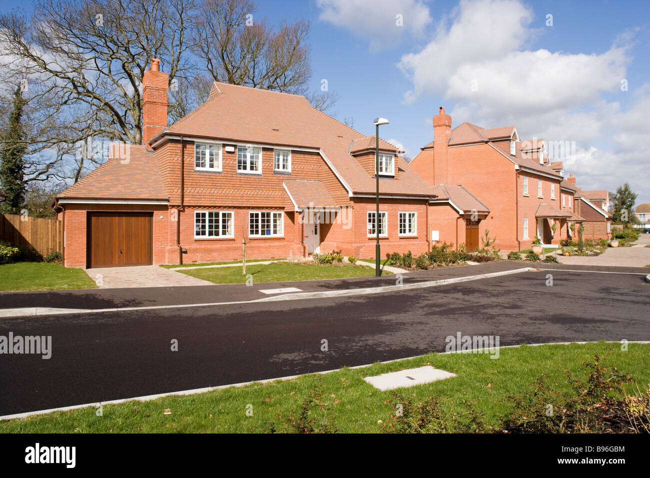 Uk detached house garage garden hi-res stock photography and images - Alamy