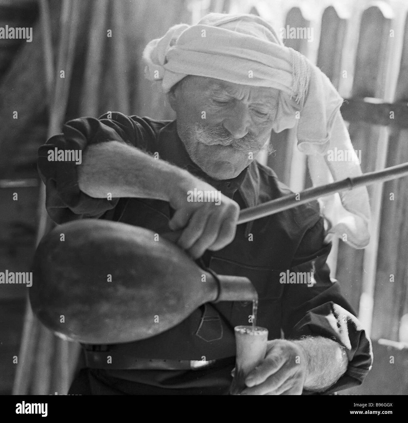 Old Georgian man wearing a national costume Stock Photo - Alamy
