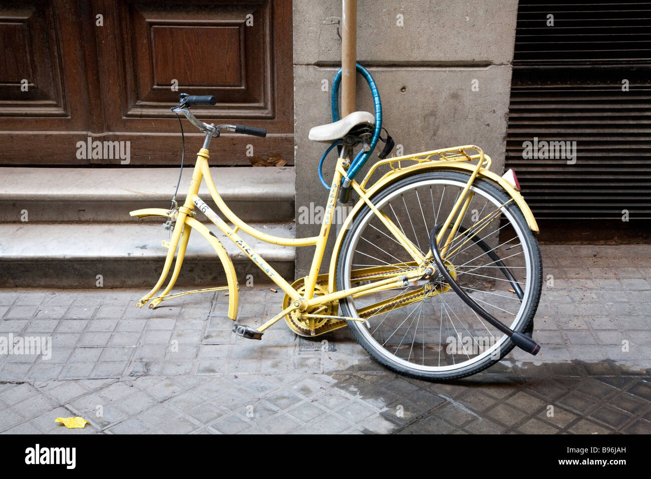 Tyre Theft, Barcelona Spain Stock Photo - Alamy