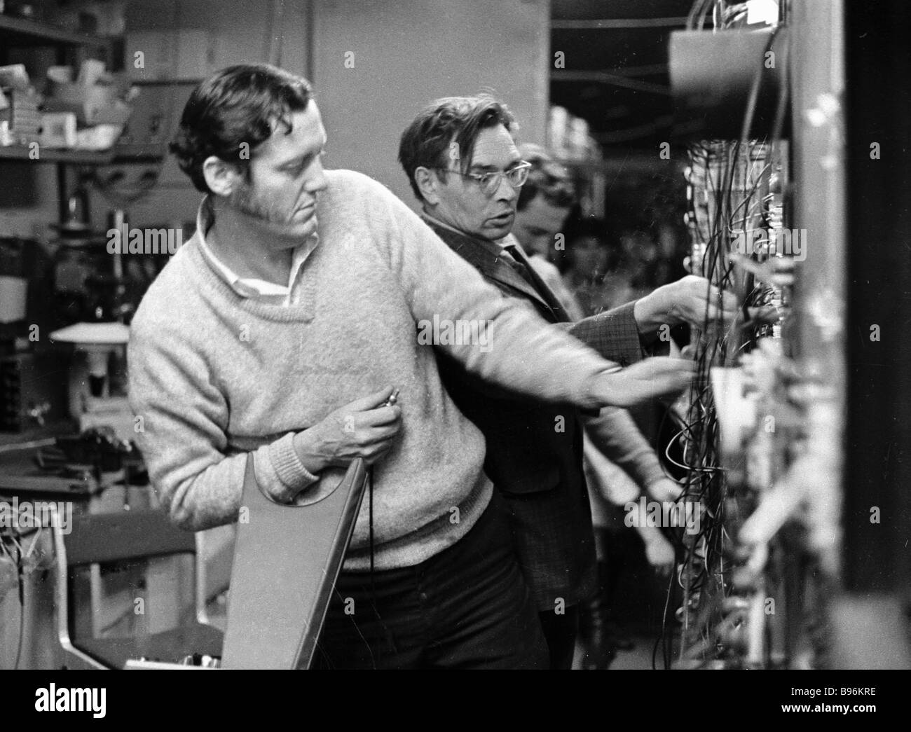 Darell Dricky head of the American team of physicists left and his ...