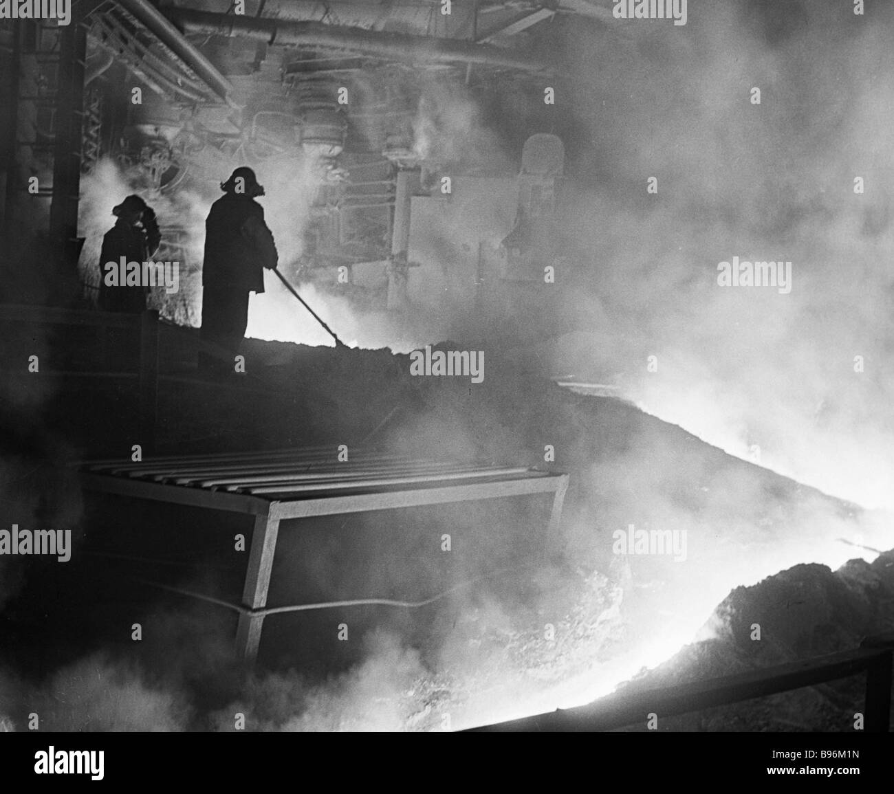 Casting iron at the Azovstal factory Stock Photo - Alamy