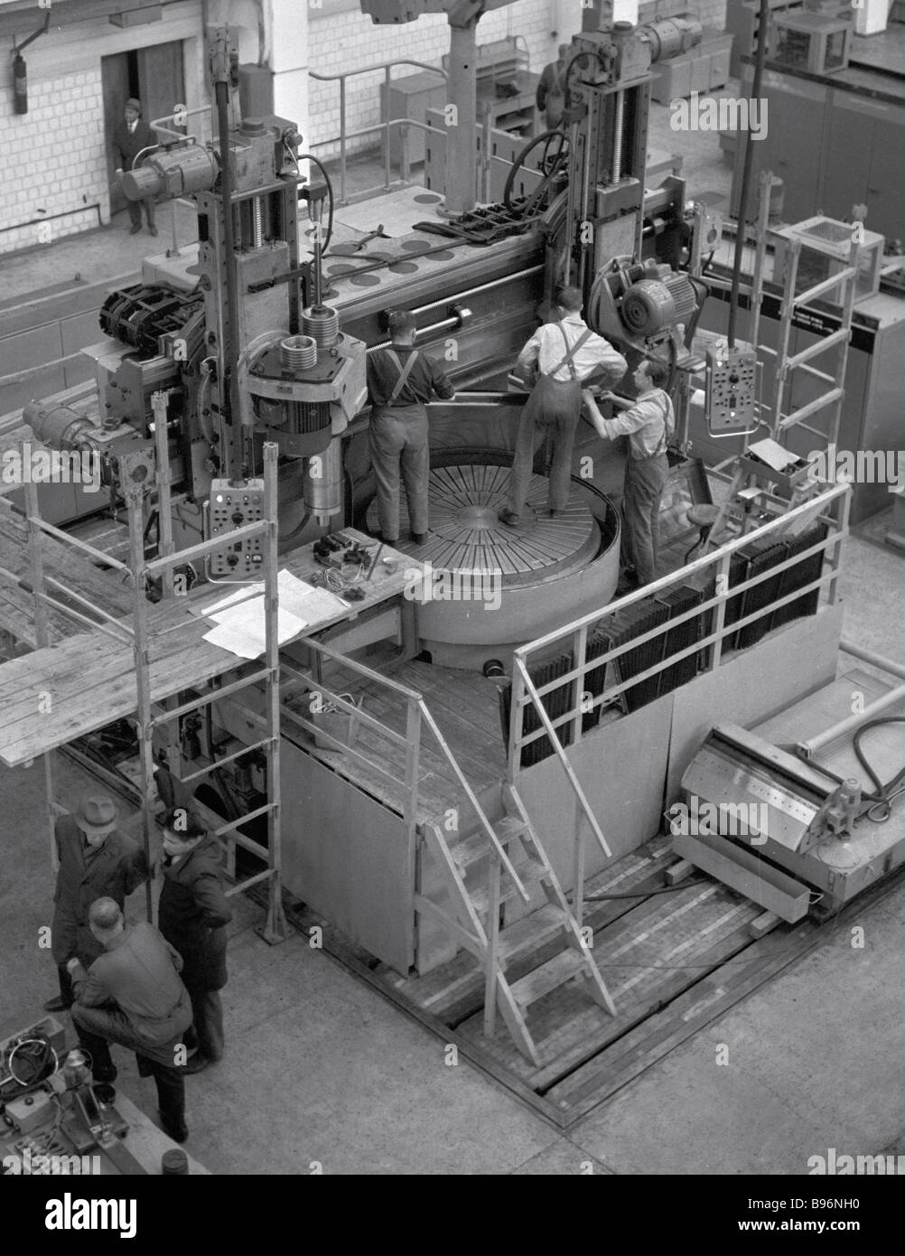 Workers of Kolomna Heavy Machine Tool construction plant test the first ...