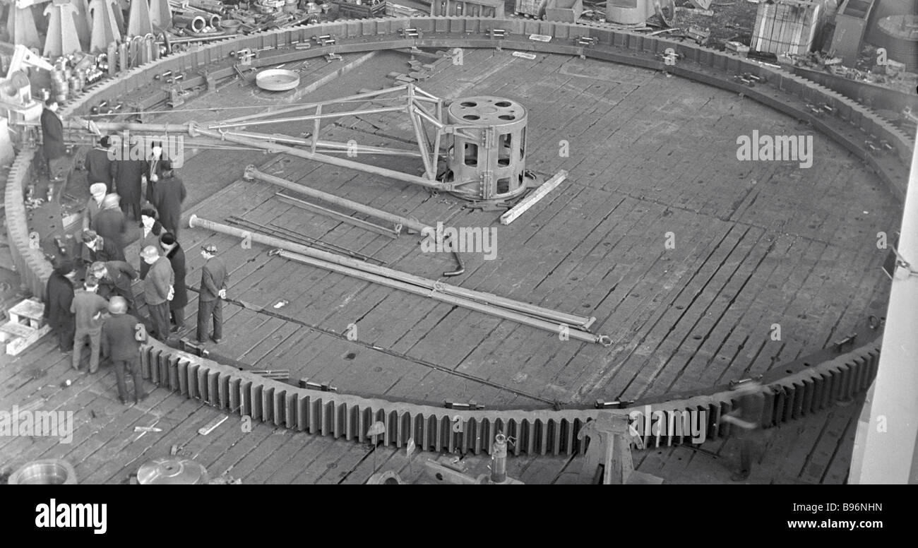 Workers of the Ural Heavy Engineering plant assemble a ring gear ...