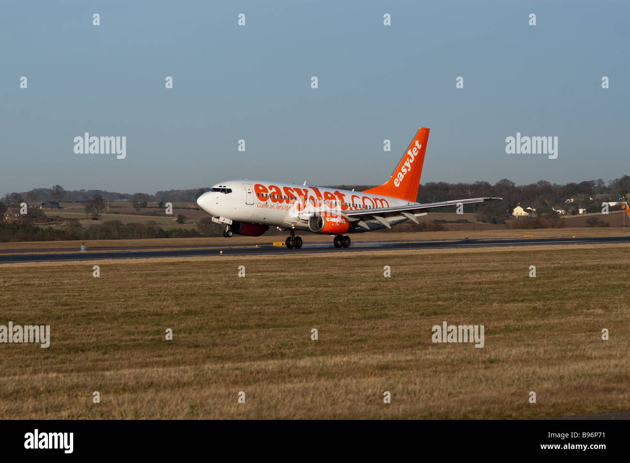 Easyjet Aircraft landing at Luton Airport Stock Photo - Alamy