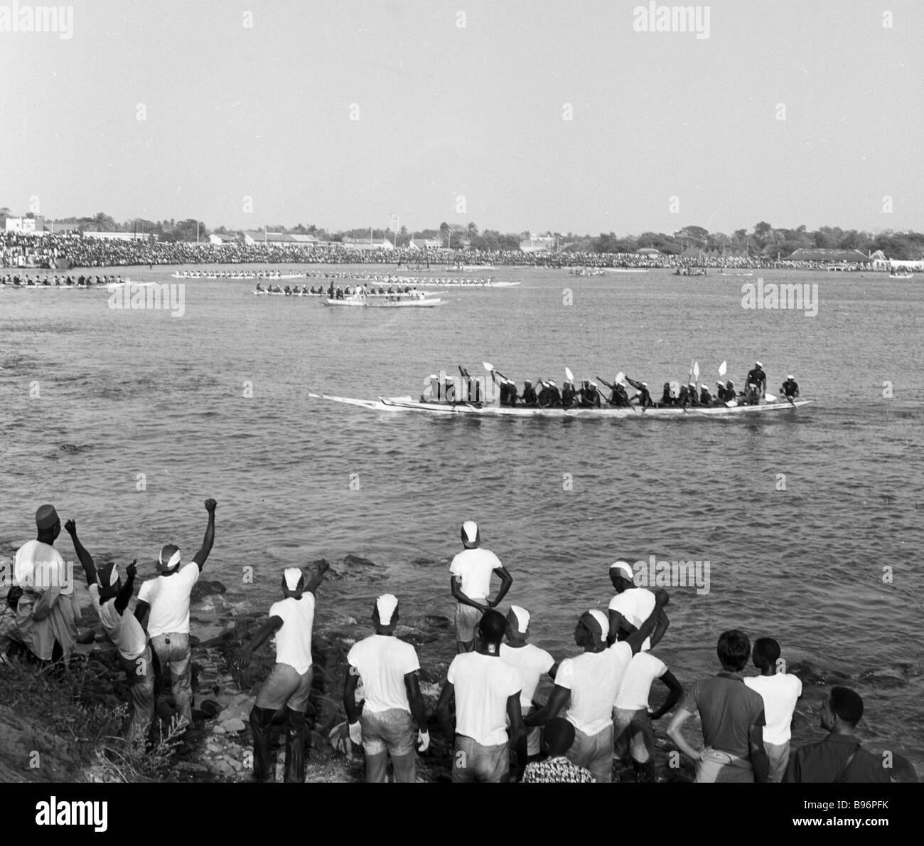 The Senegalese watch the pirogue race Stock Photo - Alamy