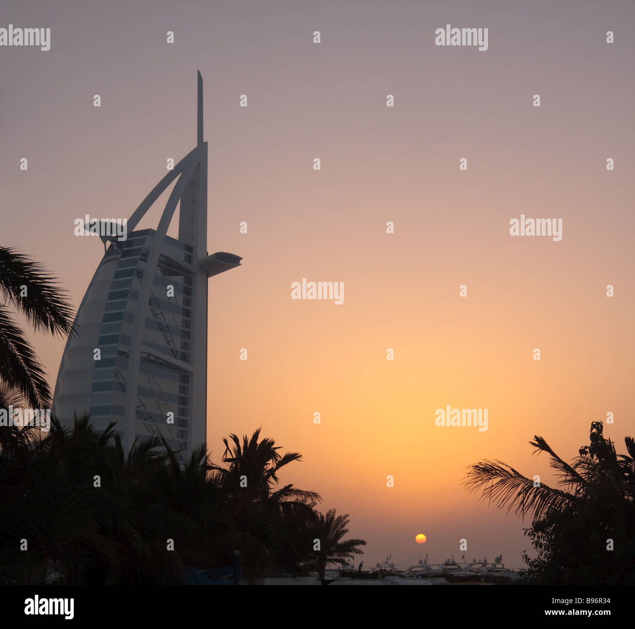 Desert resort hotel dubai hi-res stock photography and images - Alamy