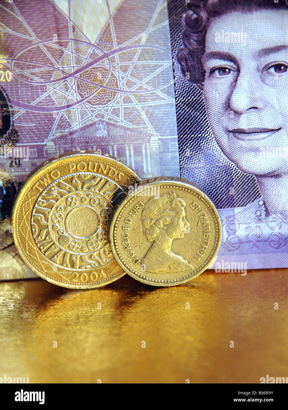 closeup of a twenty pound note and a 2 and 1 pound coin Stock Photo - Alamy