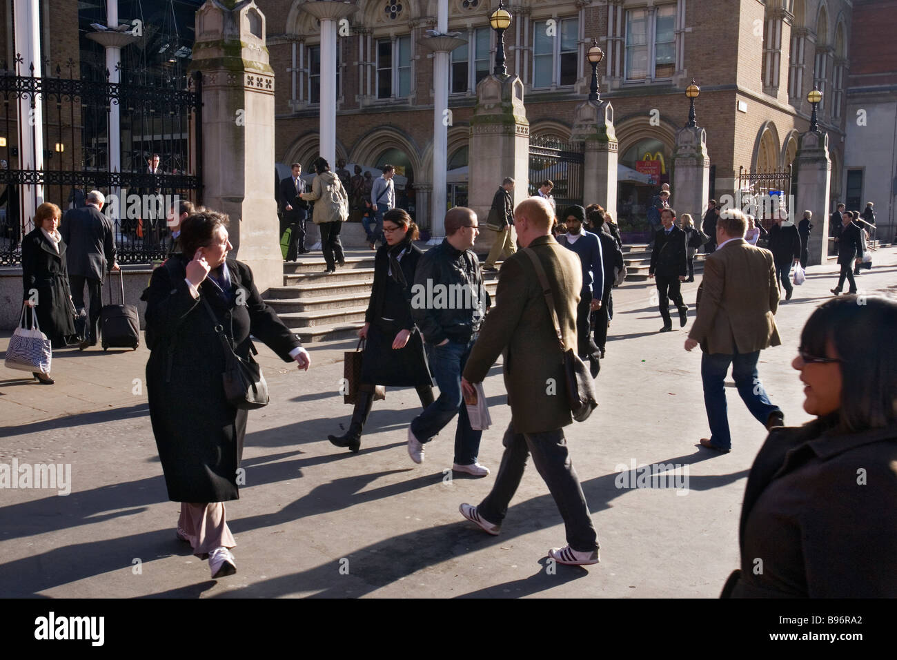 commuters outside liverpool street station Stock Photo - Alamy