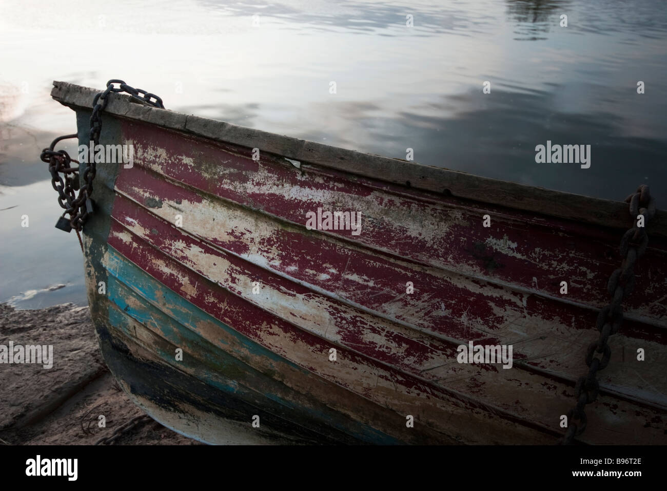 Neglected wooden at boat Lower Lode Tewkesbury Stock Photo - Alamy